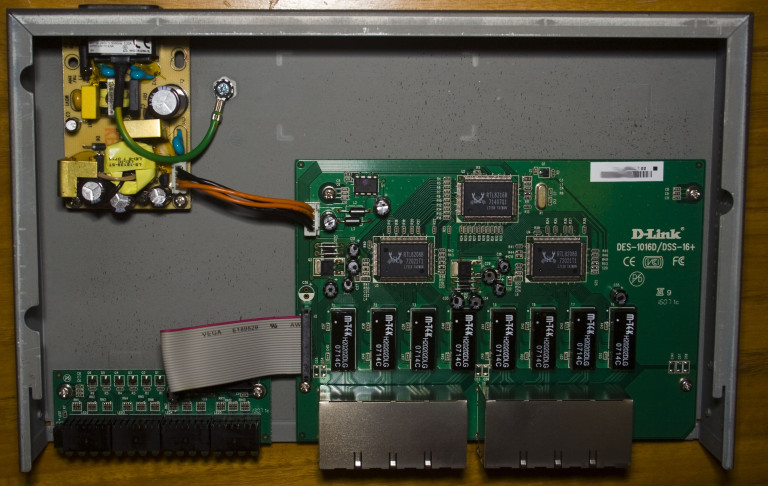Inside the D-Link 16-Port 10/100Mbps Desktop Switch (2007) « insideGadgets